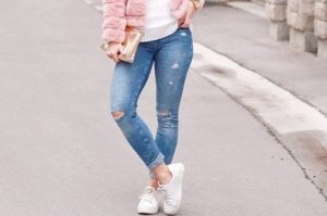 5 Casual Jeans and Sneakers Outfit Ideas For All Seasons - prettywhim.com